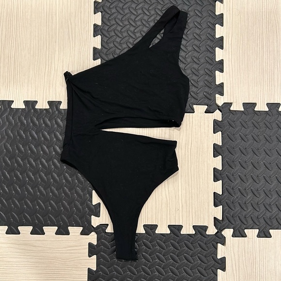 Forever 21 | Tops | Forever 2 Black Cutout Bodysuit With Side Zipper ...